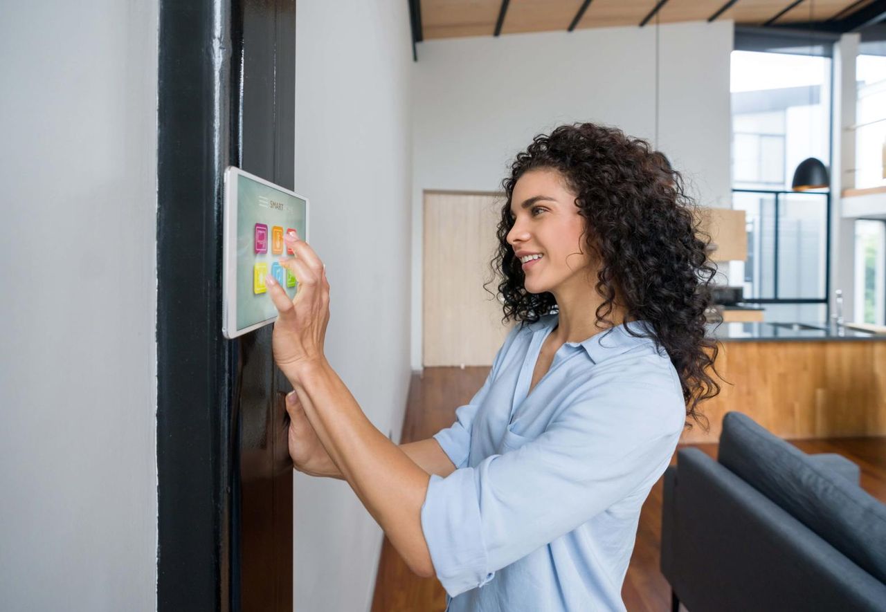 IoT Home Automation: Top 7 Use Cases, Examples & Challenges